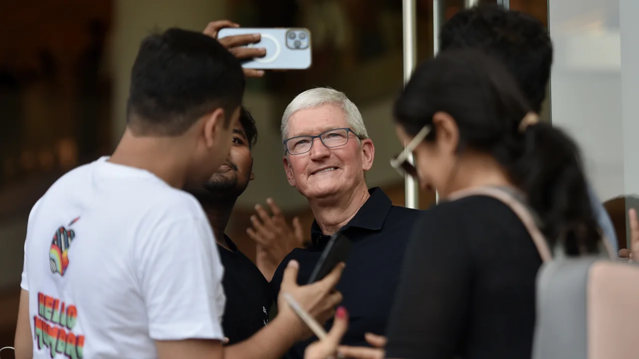Tim Cook opens first Apple store in India - Egypt Independent